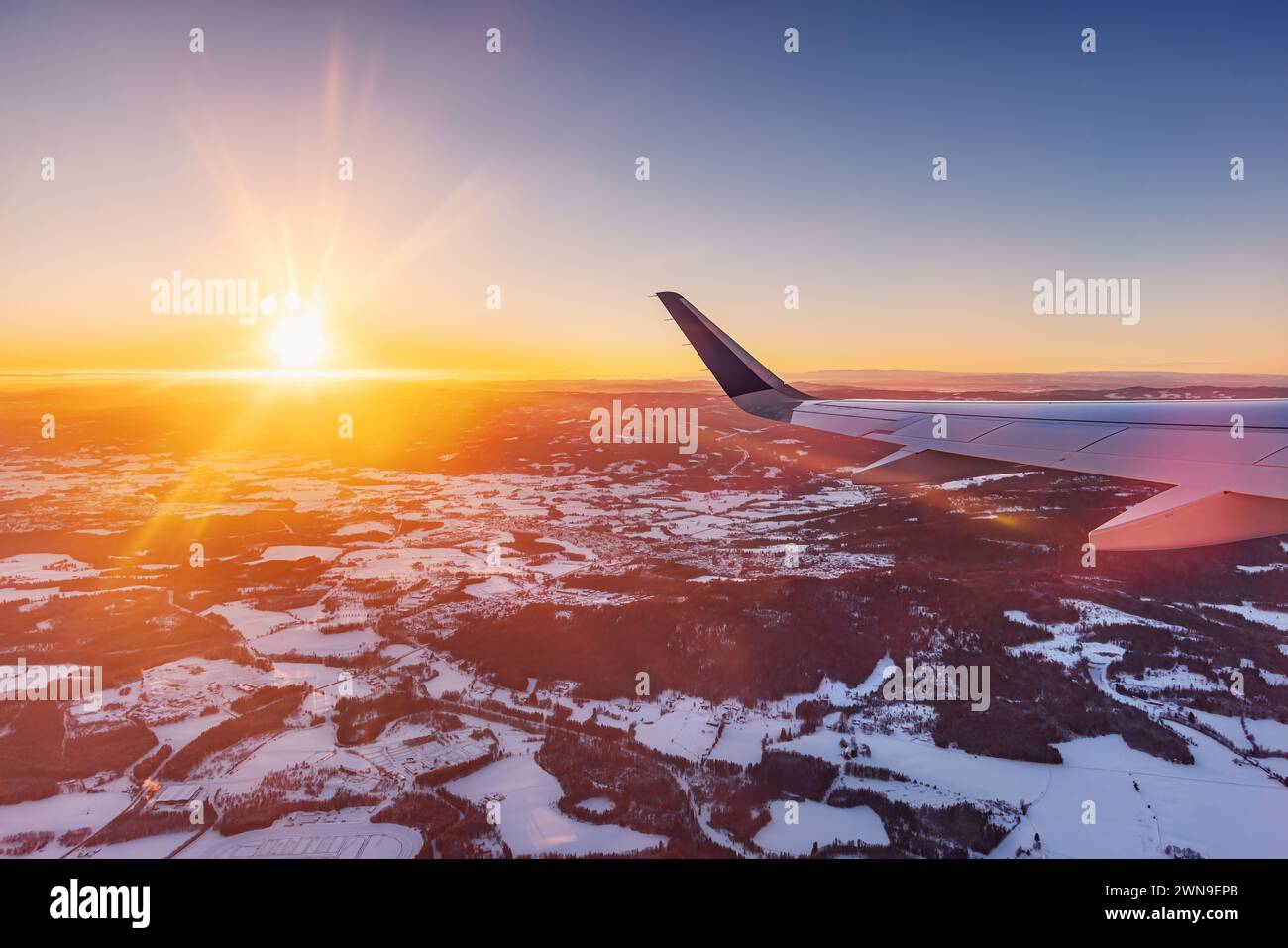 Avion survolant la forêt Banque de photographies et d’images à haute ...