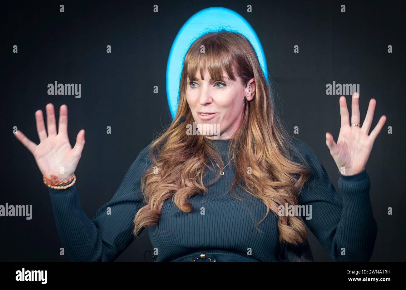 Angela Rayner, chef adjointe du Parti travailliste, prend la parole à ...