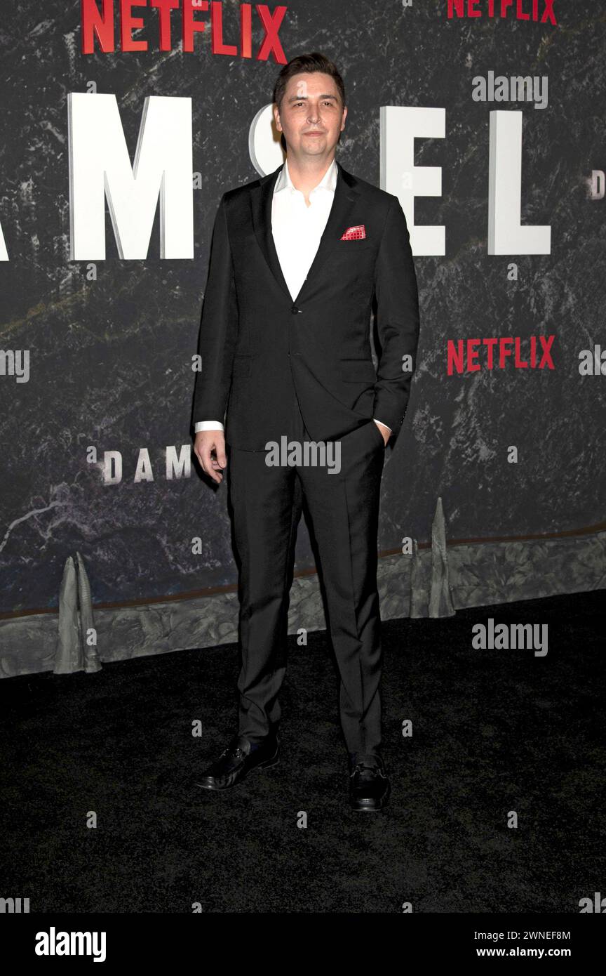 Dan Mazeau BEI der Premiere des Netflix-films Damsel im Paris Theater ...