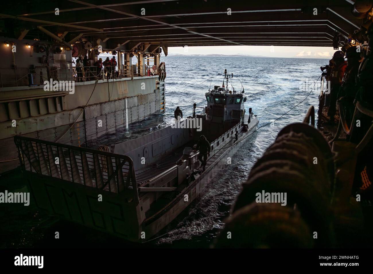 Italian Navy Landing Craft Mechanized (LCM) 62 entre dans le pont du ...