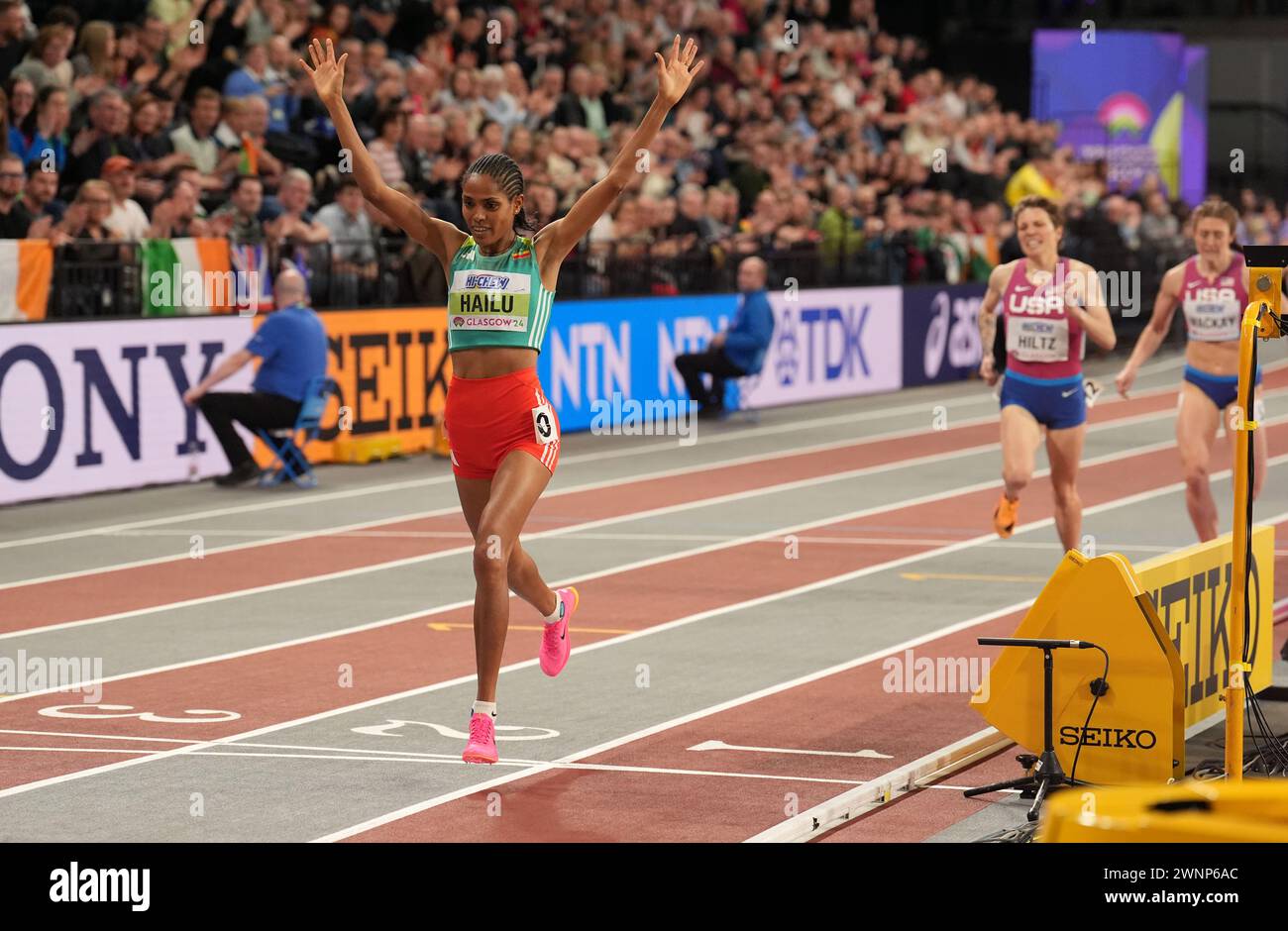 Frewenyi Hailu, éthiopienne, célèbre la médaille d'or du 1500 m féminin ...