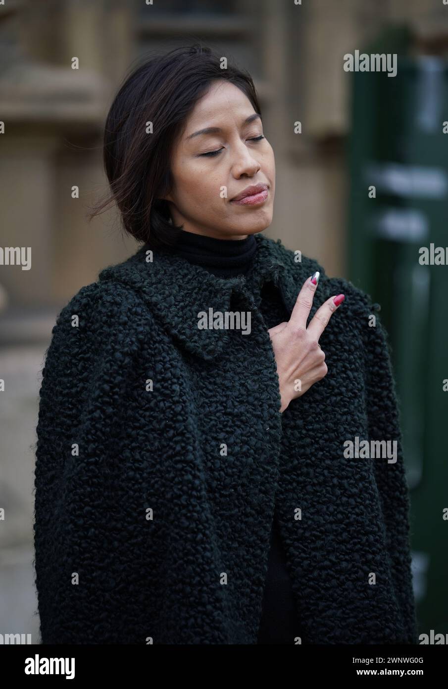 L'épouse de George Galloway, Putri Gayatri Pertiwi, l'écoute parler aux ...