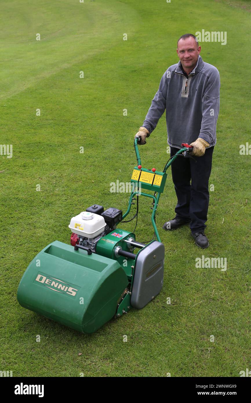 20/06/14 Ben Lloyd, Dennis Field support avec un Verticut TT. Coupe l ...