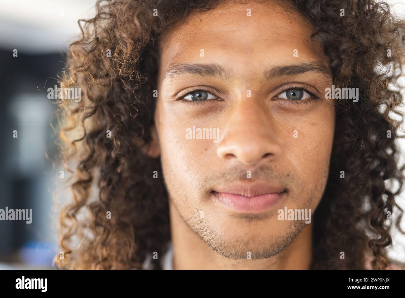 Jeune homme brun Banque de photographies et d’images à haute résolution ...