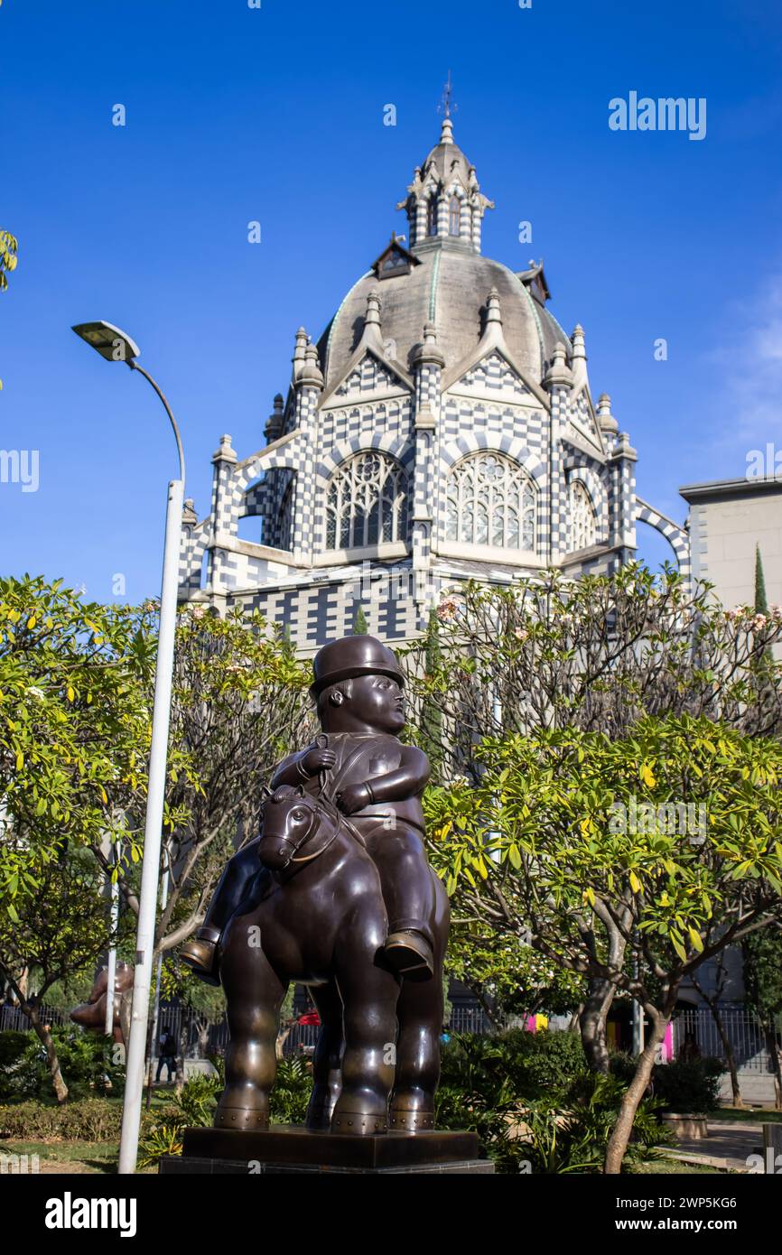 MEDELLIN, COLOMBIE - 17 JANVIER 2024 : homme à cheval. Sculptures en ...