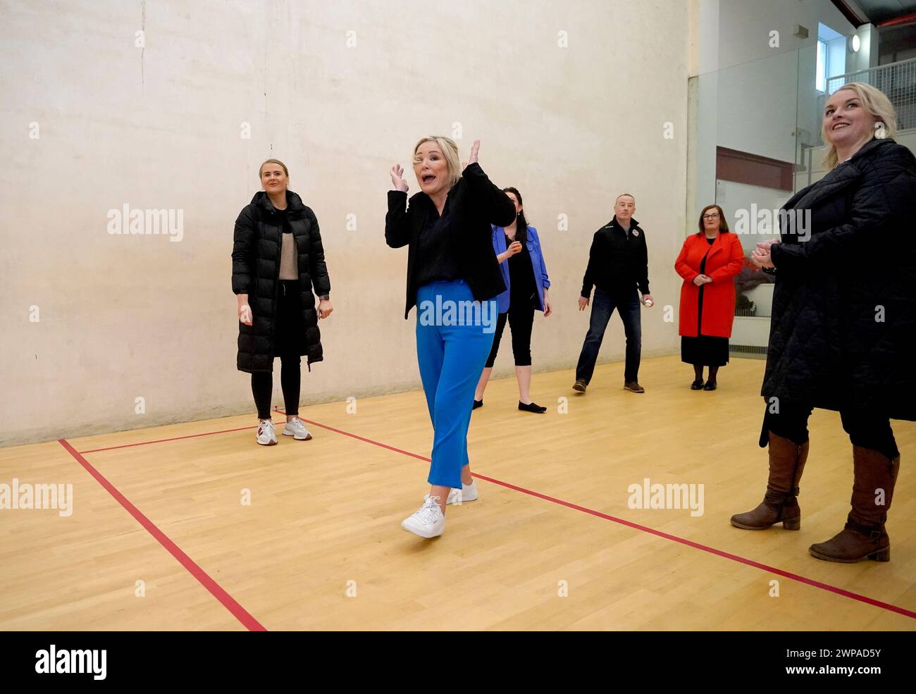 La première ministre d'Irlande du Nord Michelle O'Neill et la jeune ...
