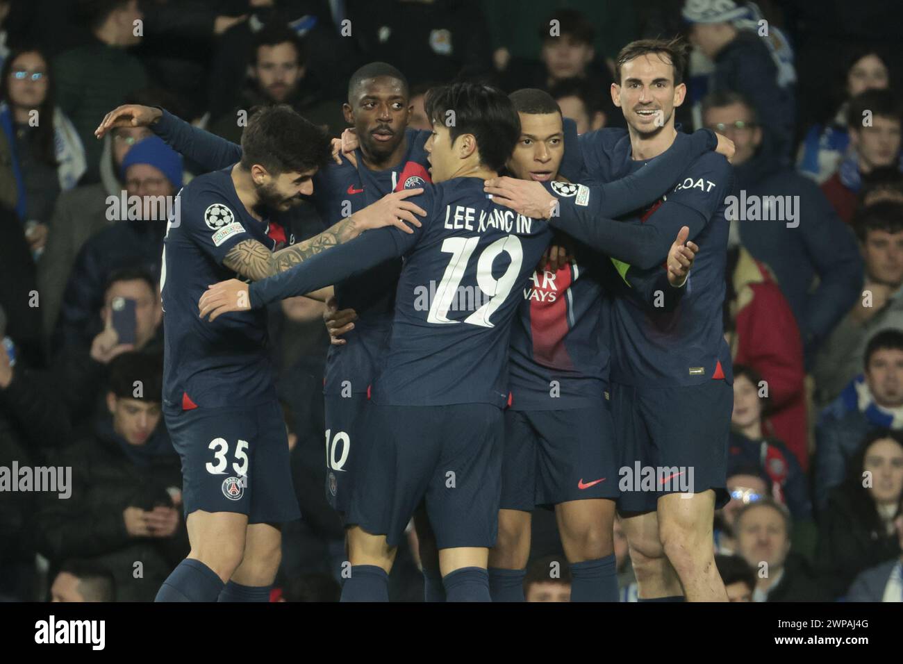 Kylian Mbappe du PSG célèbre son deuxième but avec Lucas Beraldo ...