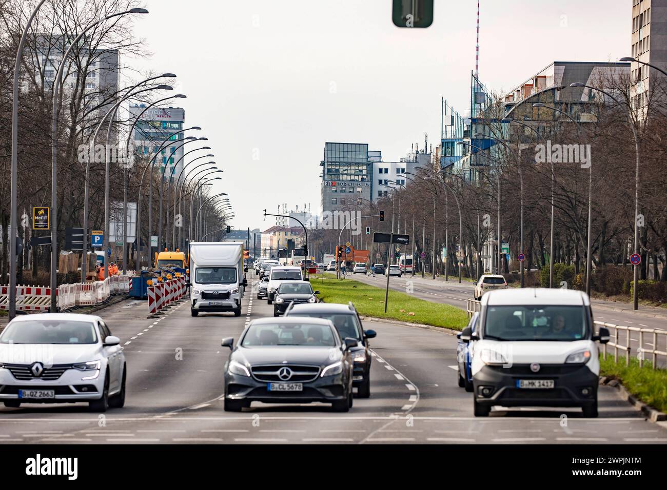 Strassenverkehr auf der Landsberger Allee zwischen der Vulkanstrasse ...