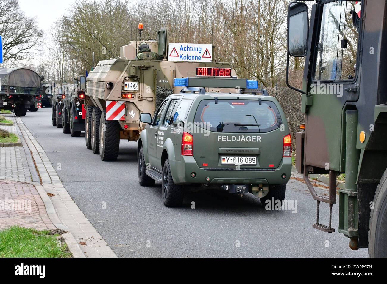 Achtung Kolonne mit diesen Schildern werden Kolonnen der Bundeswehr ...