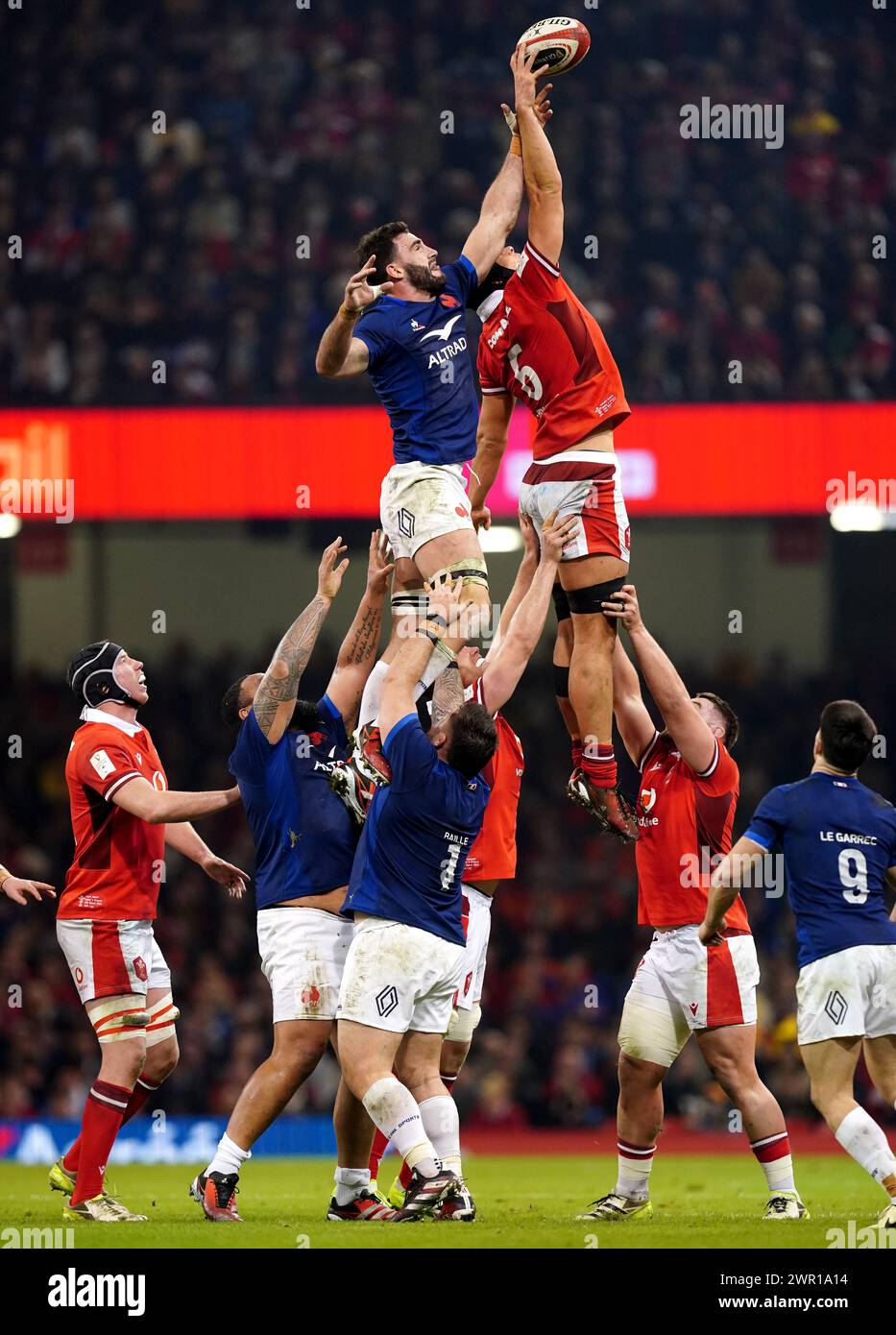 Le gallois Dafydd Jenkins et le français Charles Ollivon s'affrontent ...