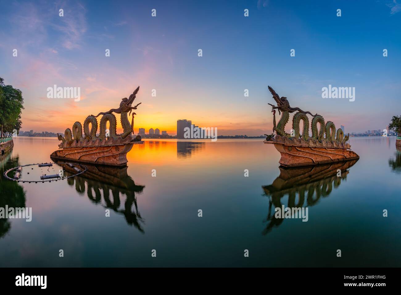 Statue des dragons du lac de l'Ouest à Hanoi. Les dragons qui ont ...