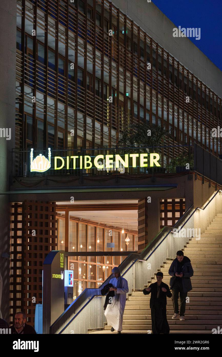 DITIB Center am der großen DITIB Moschee à Köln. Gläubige Muslime ...