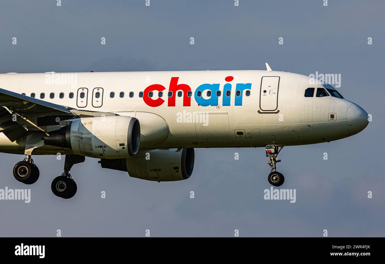 Ein Airbus A320-214 von chair Airlines befindet sich im Landeanflug auf ...