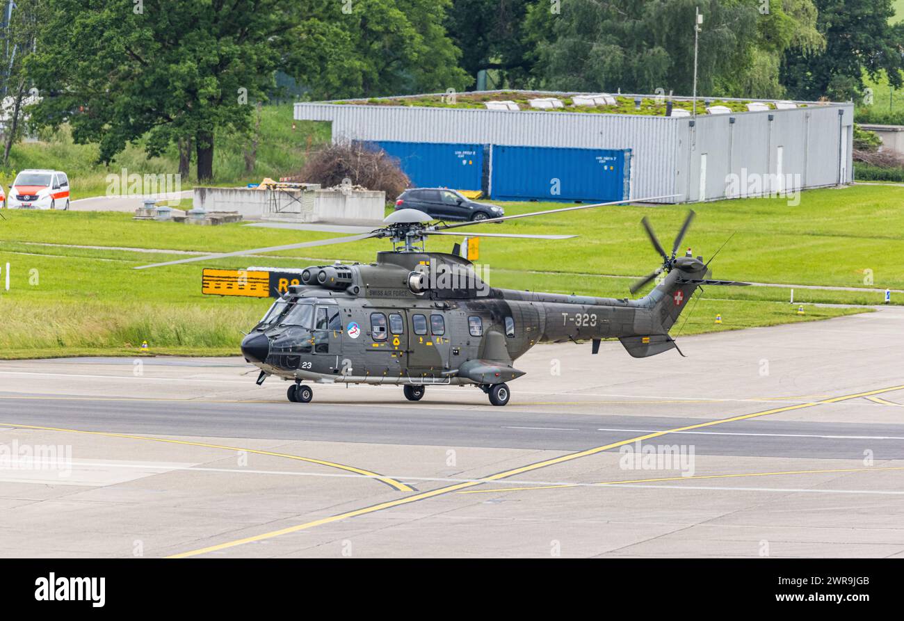 Ein Super Puma des Typs Aerospatiale AS 332, heute Airbus Helicopters H215 der Schweizer ...