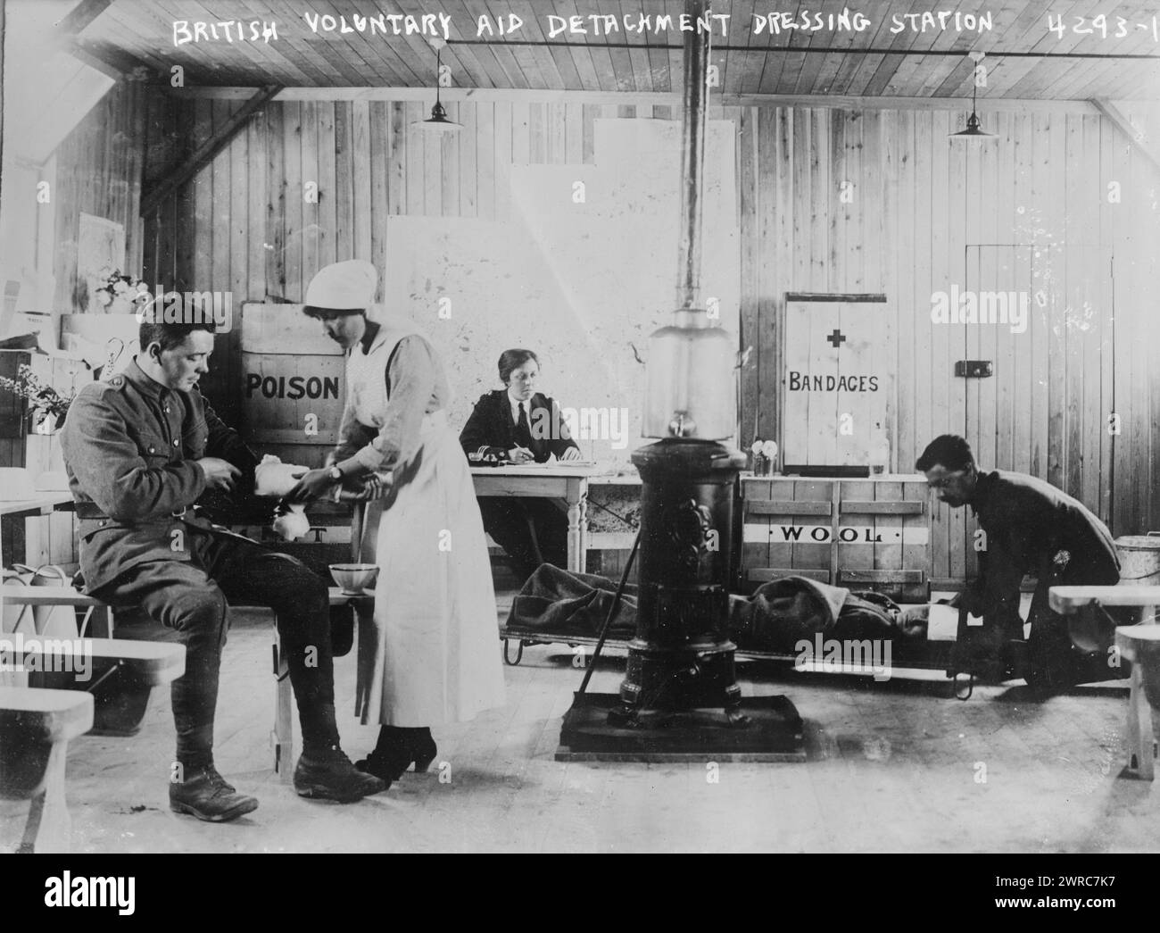 Poste de secours de la croix rouge Banque d'images noir et blanc - Alamy