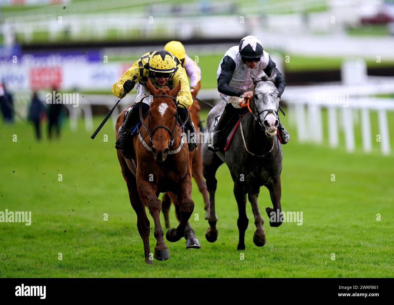 State Man monté par le jockey Paul Townend (à gauche) en route pour ...