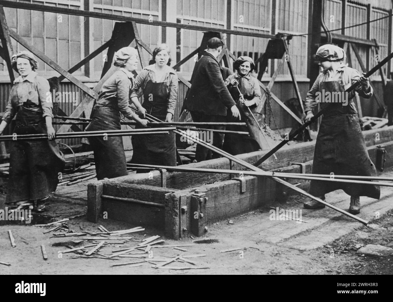 Femmes anglaises dans les chantiers navals, entre c1915 et c1920. Les ...