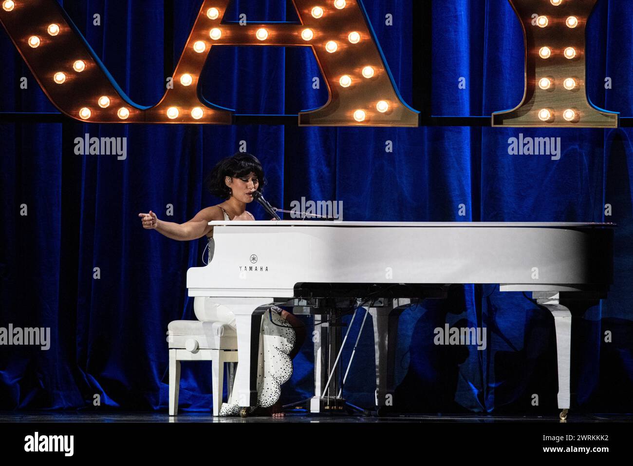 RAYE jouant en direct à la cérémonie des Brit Awards 2024, O2 Arena ...