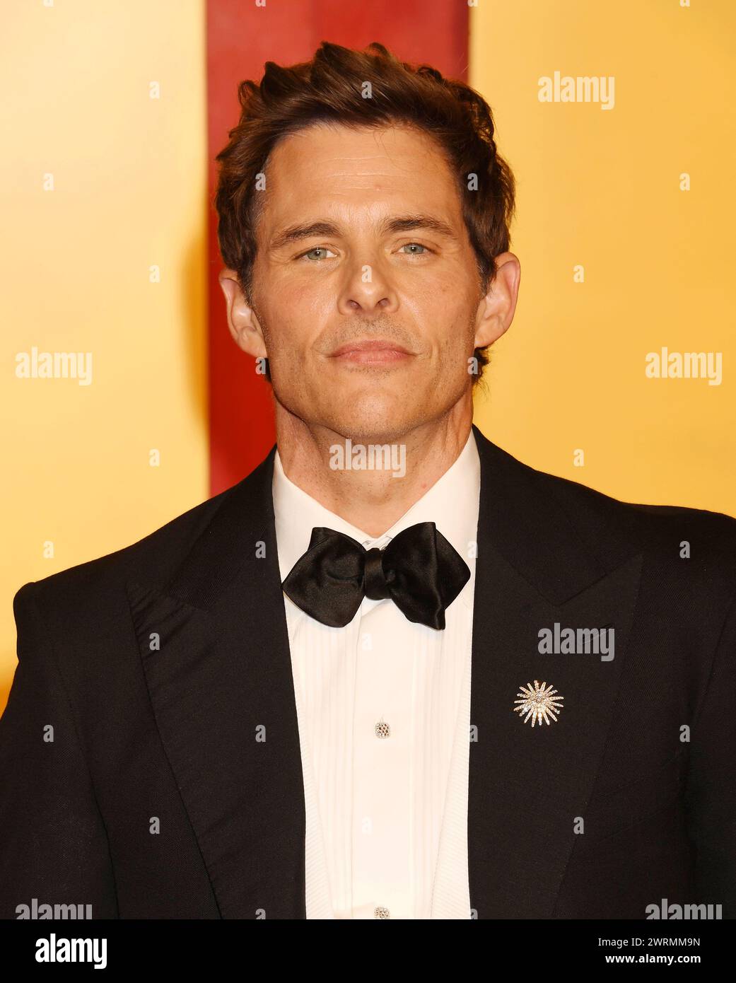 BEVERLY HILLS, CALIFORNIE - 10 MARS : Matt Bomer assiste à la Vanity ...