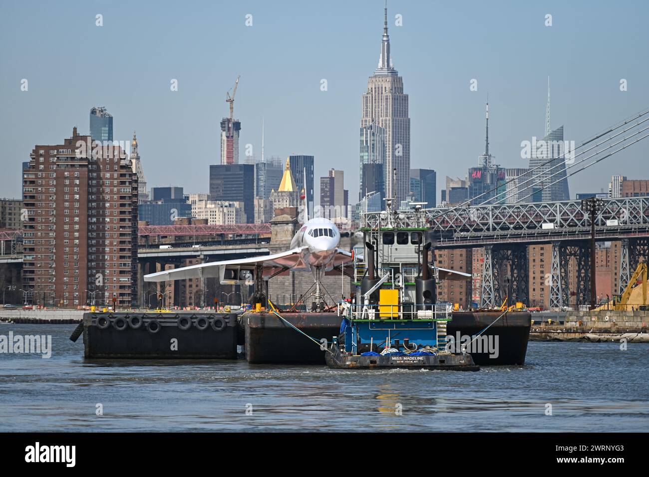 Le British Airways Concorde de l'Intrepid Museum roule sur une barge ...