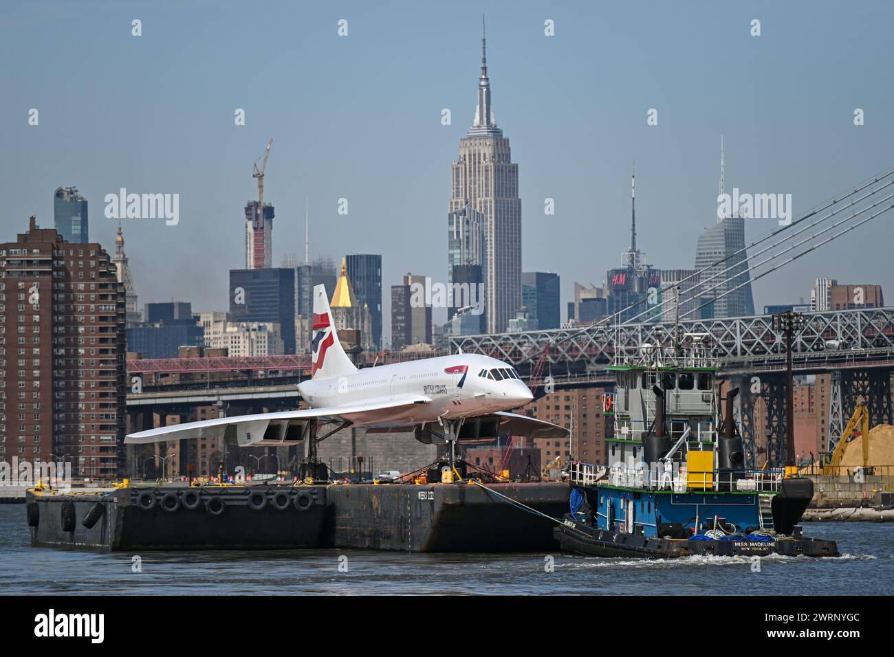 Le British Airways Concorde de l'Intrepid Museum roule sur une barge ...