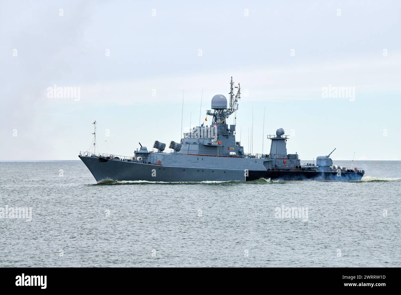 Navire de guerre russe armé d'armement navigue en mer vers la cible ...
