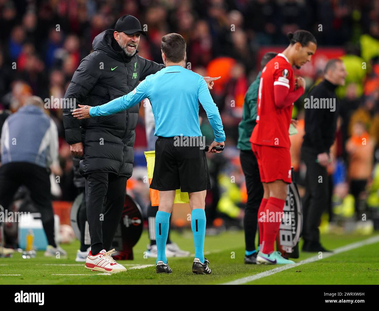 L'entraîneur de Liverpool, Jurgen Klopp, réagit après avoir reçu un ...
