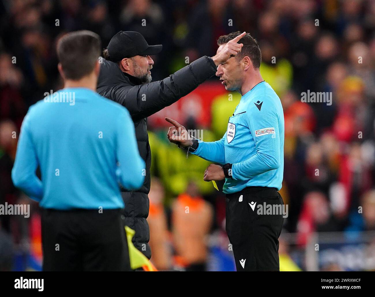 L'entraîneur de Liverpool, Jurgen Klopp, réagit après avoir reçu un ...