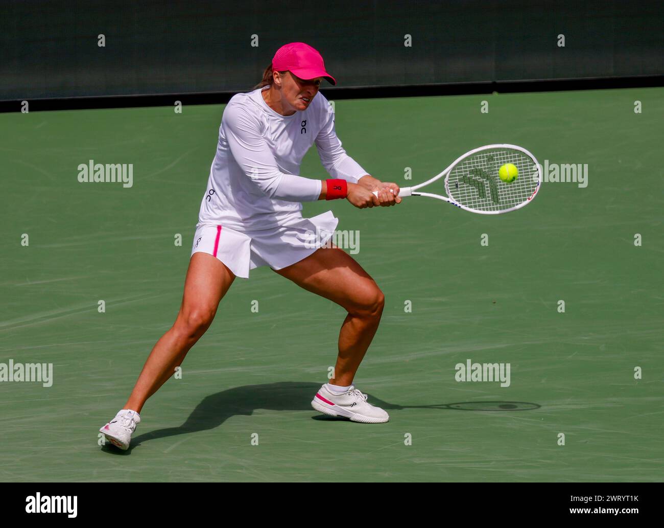 14 mars 2024 IgA Swiatek, de Pologne, retourne un tir contre Caroline ...