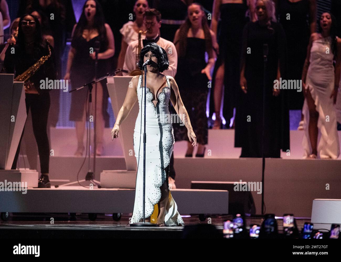 RAYE jouant en direct à la cérémonie des Brit Awards 2024, O2 Arena ...