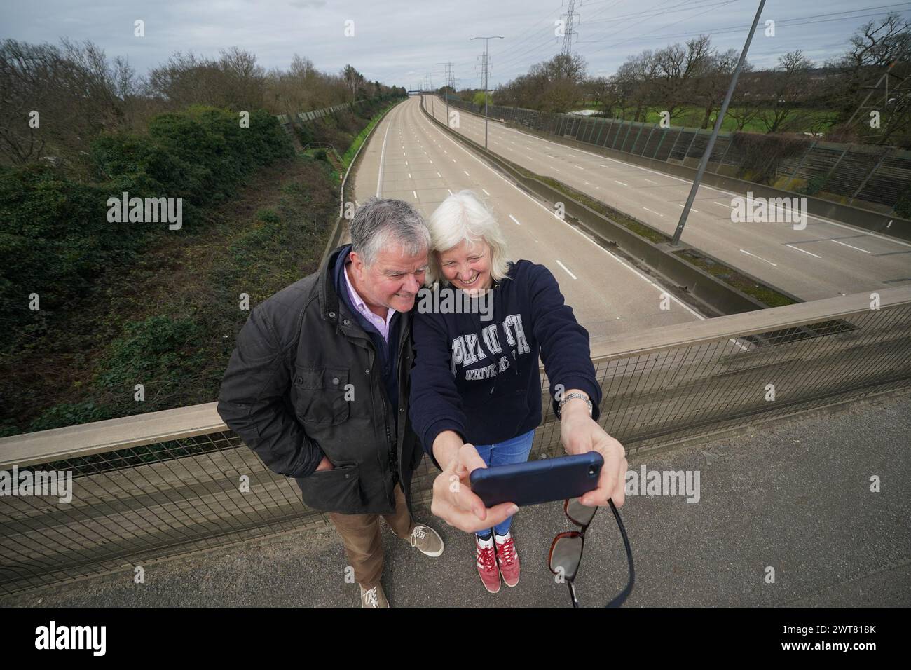 Fiona et Patrick Potter, résidents de West Byfleet, prennent un selfie ...