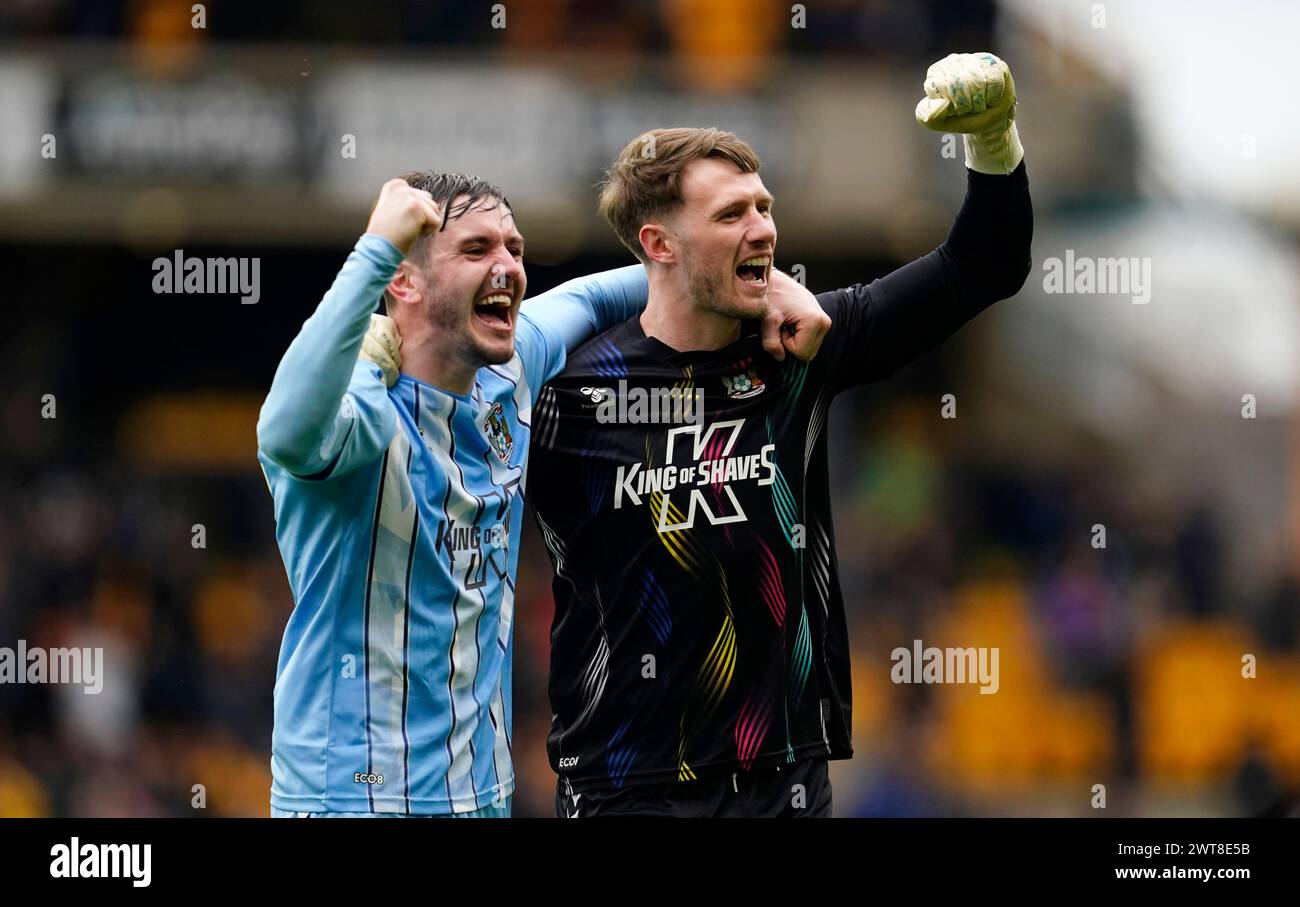 Liam Kitching de Coventry City (à gauche) et Bradley Collins, gardien ...