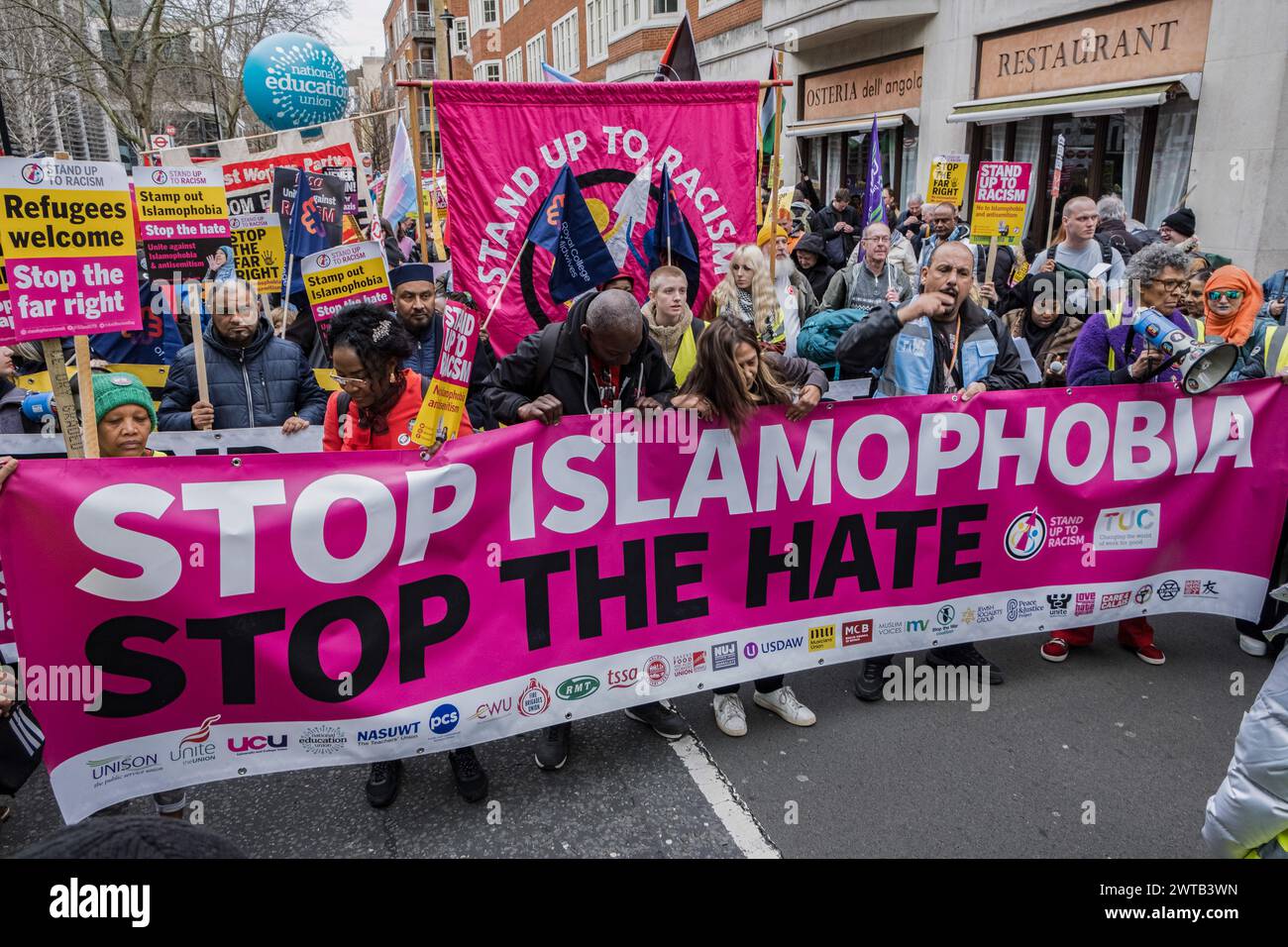 Londres, Royaume-Uni. 16 mars 2024. Des manifestants sont vus avec une ...