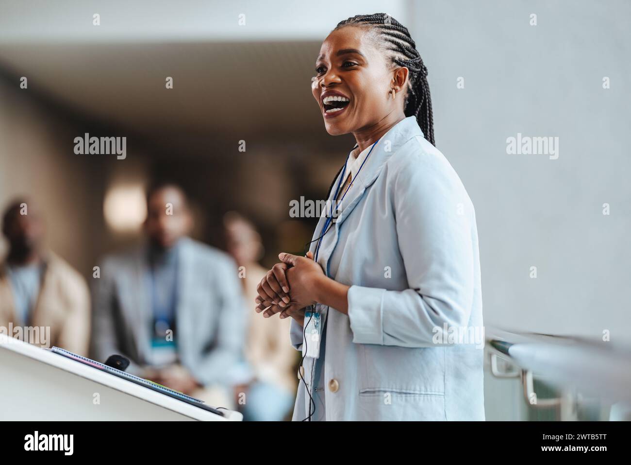 Femme africaine professionnelle avec un sourire radieux engage les ...