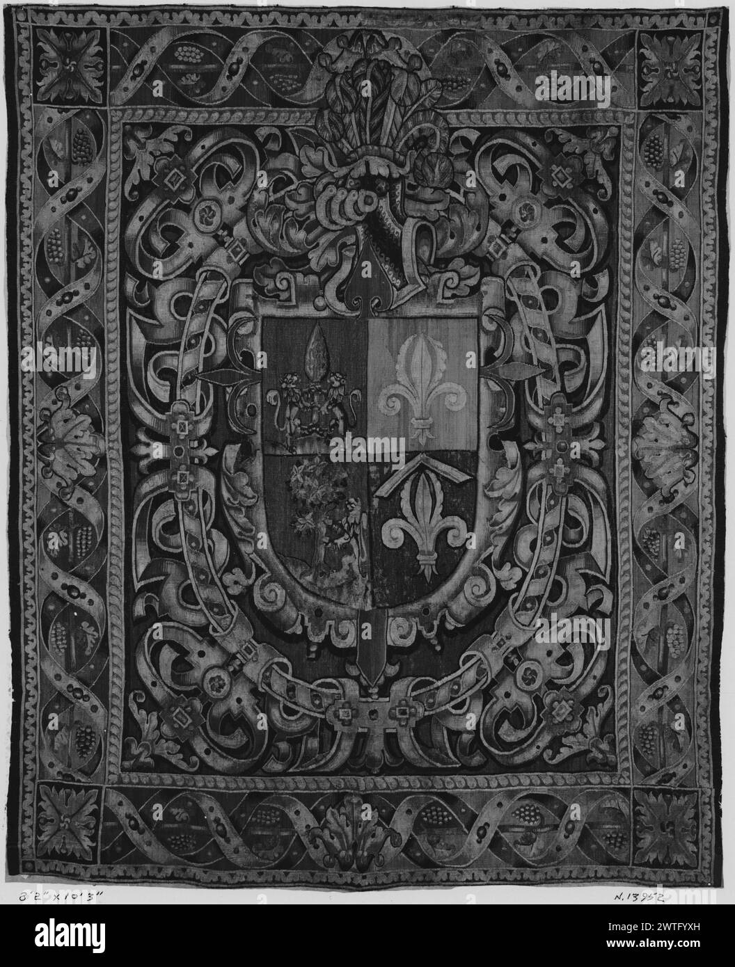 Portière ou couvre-table avec armoiries d'un chevalier de Saint-Jacques ...