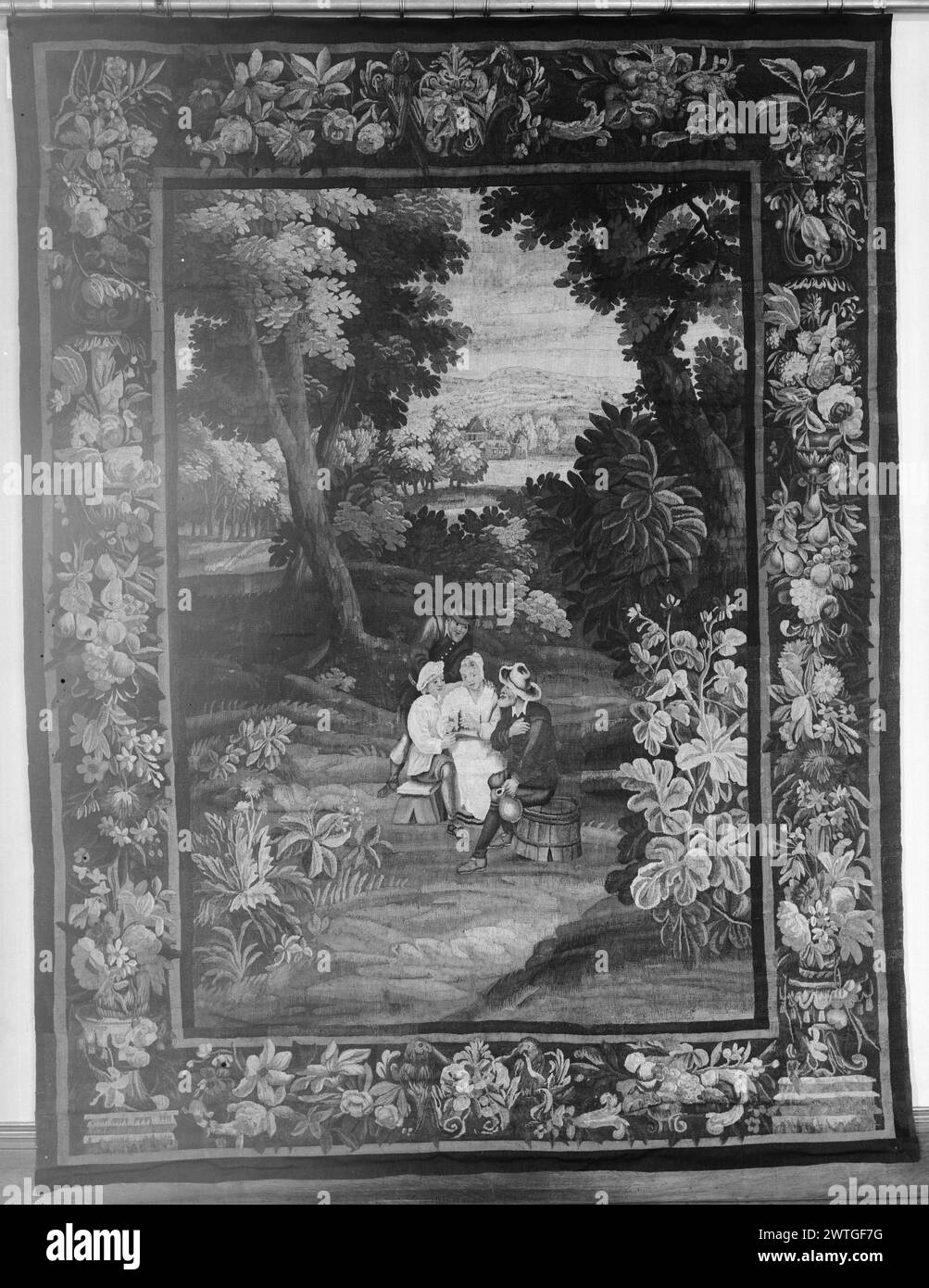 Homme debout derrière une femme assise Banque d'images noir et blanc ...