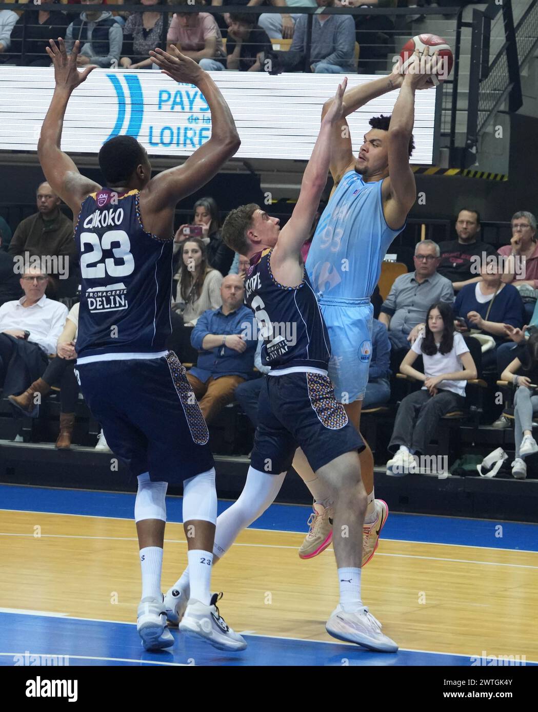 Angers, France. 17 mars 2024. VITALIS CHIKOKO, ROBIN DUCOTE DE JDA ...