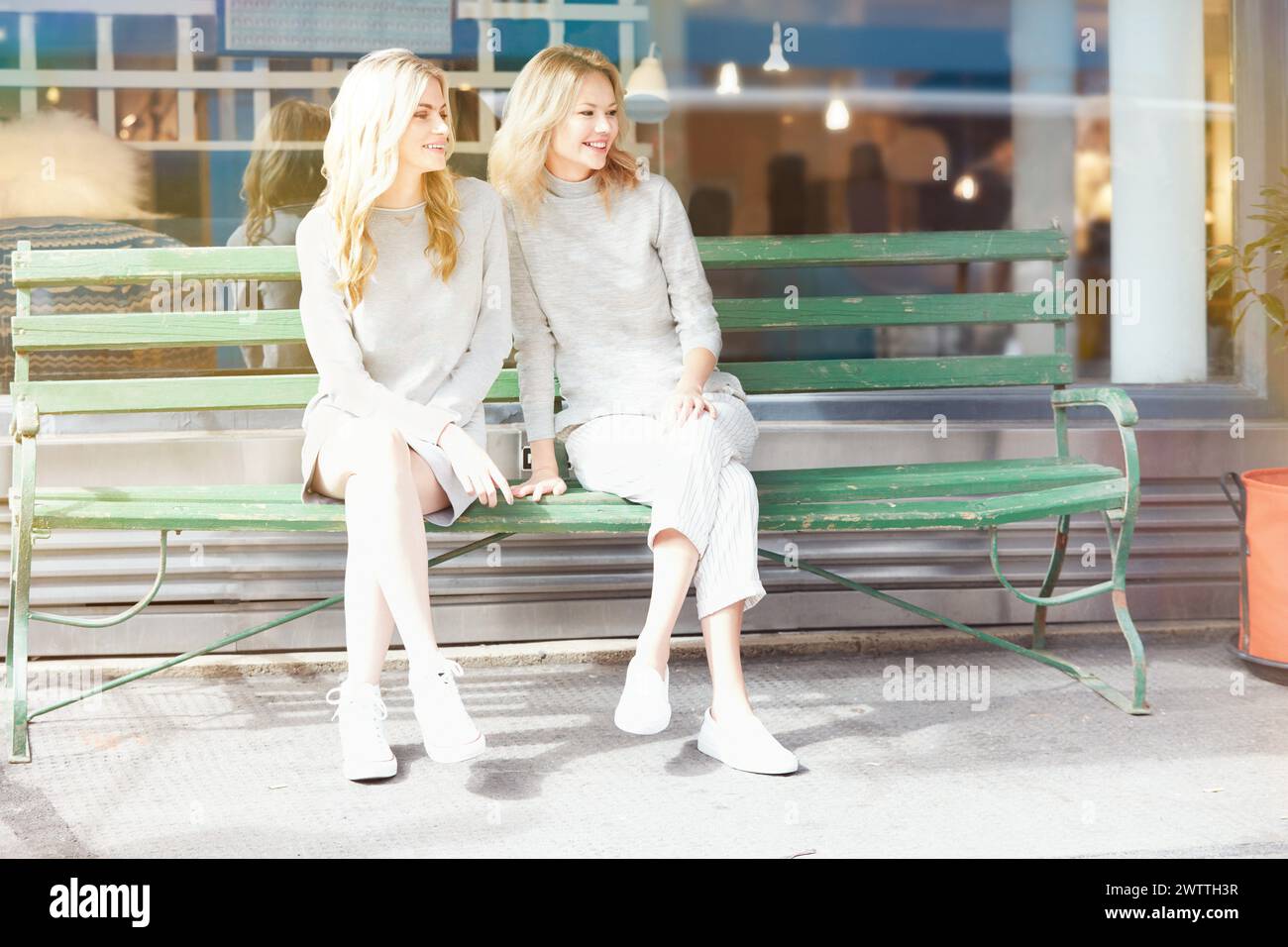 Femmes Assises Sur Un Banc Banque De Photographies Et Dimages à Haute