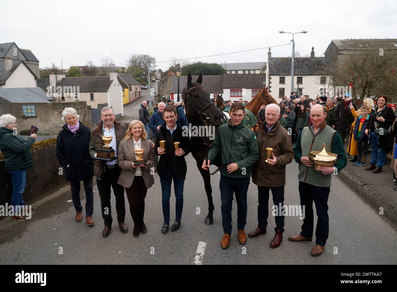 Les propriétaires Greg Turley, Audrey Turley, le jockey Paul Townend ...