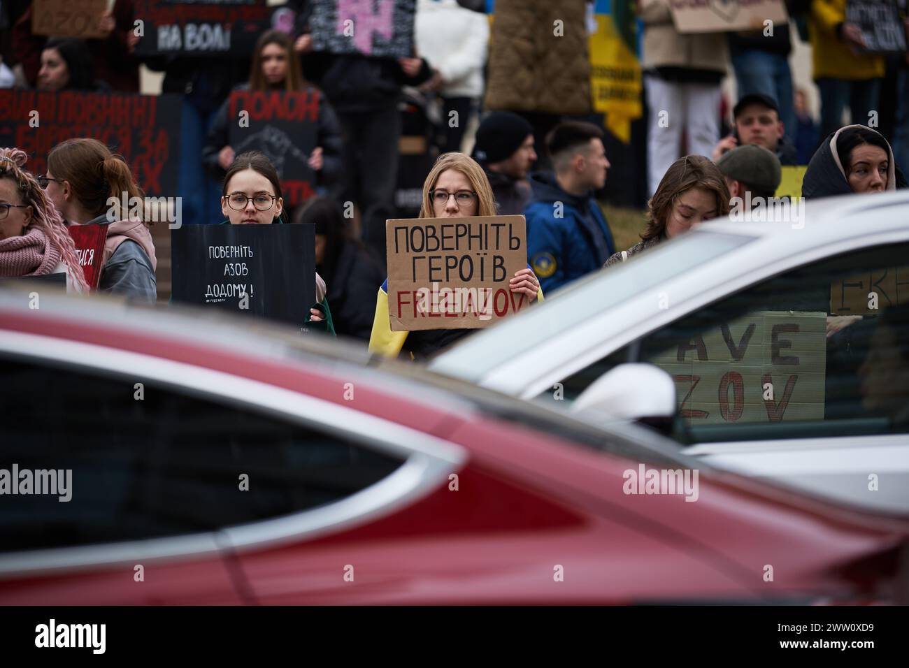 L'activiste ukrainien tient une bannière 'Bring the Heroes Home ...