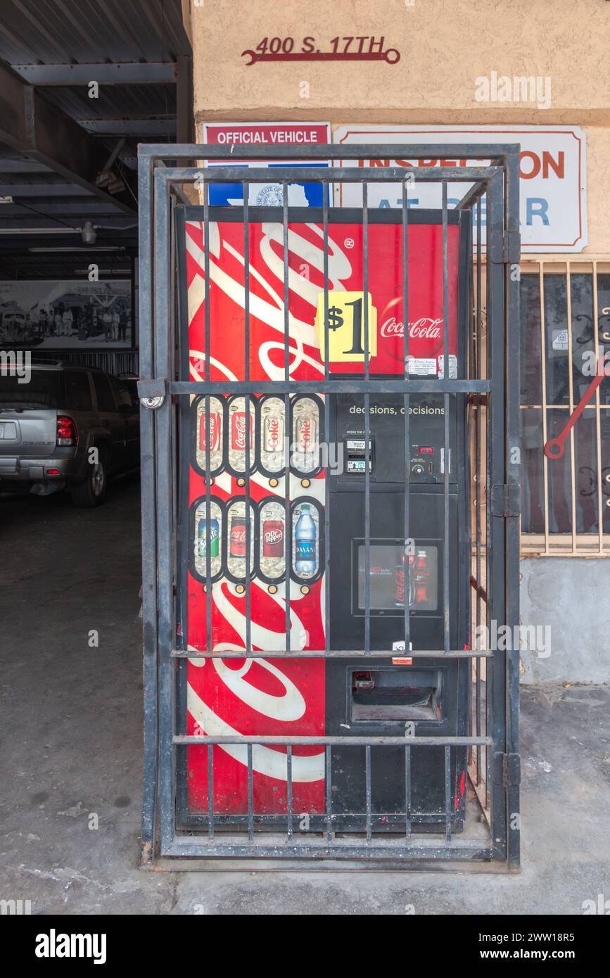Coca Cola machine dans une cage pour empêcher le vol, un frein au crime ...