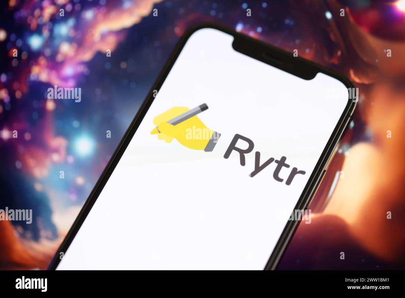 KIEV, UKRAINE - 17 MARS 2024 logo Rytr sur l'écran d'affichage de l'iPhone avec fond de l ...
