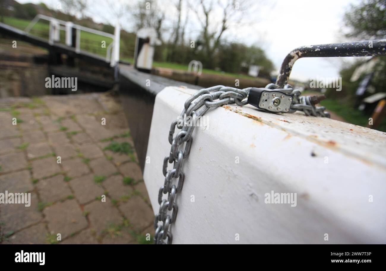 02/04/2012...Kings Lock près de Leicester est enchaîné et cadenassé ...