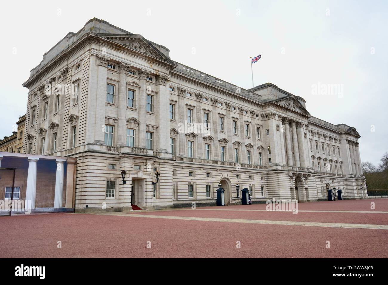 Buckingham palace with a union jack Banque de photographies et d’images à haute résolution - Alamy