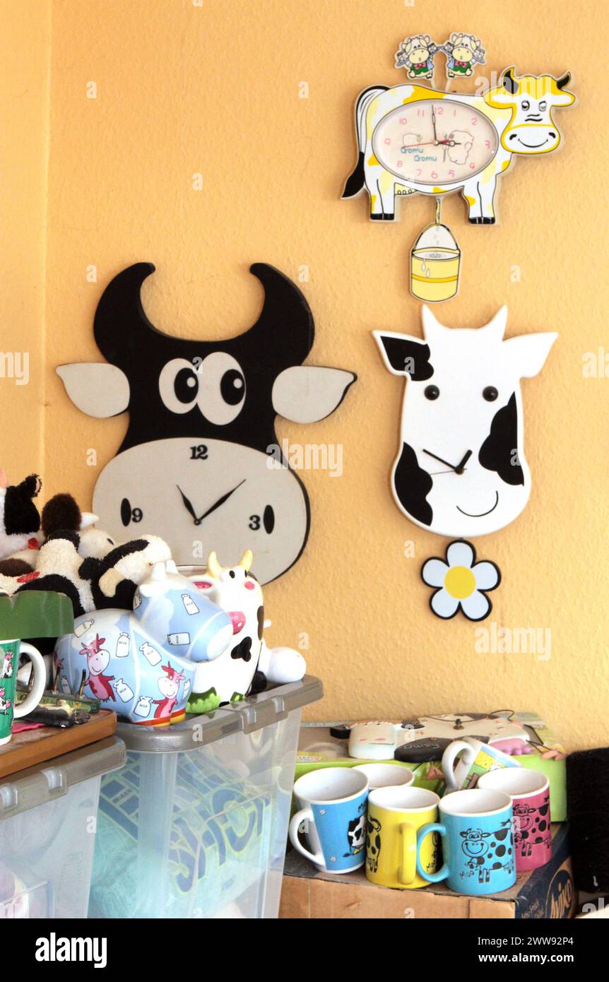 Muriel Edwin, 62 ans, avec sa collection de vaches à Hulland Ward ...