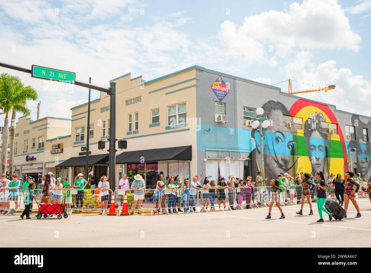 Hollywood, FL, États-Unis - 10 mars 2024 : les gens et les chars à la ...