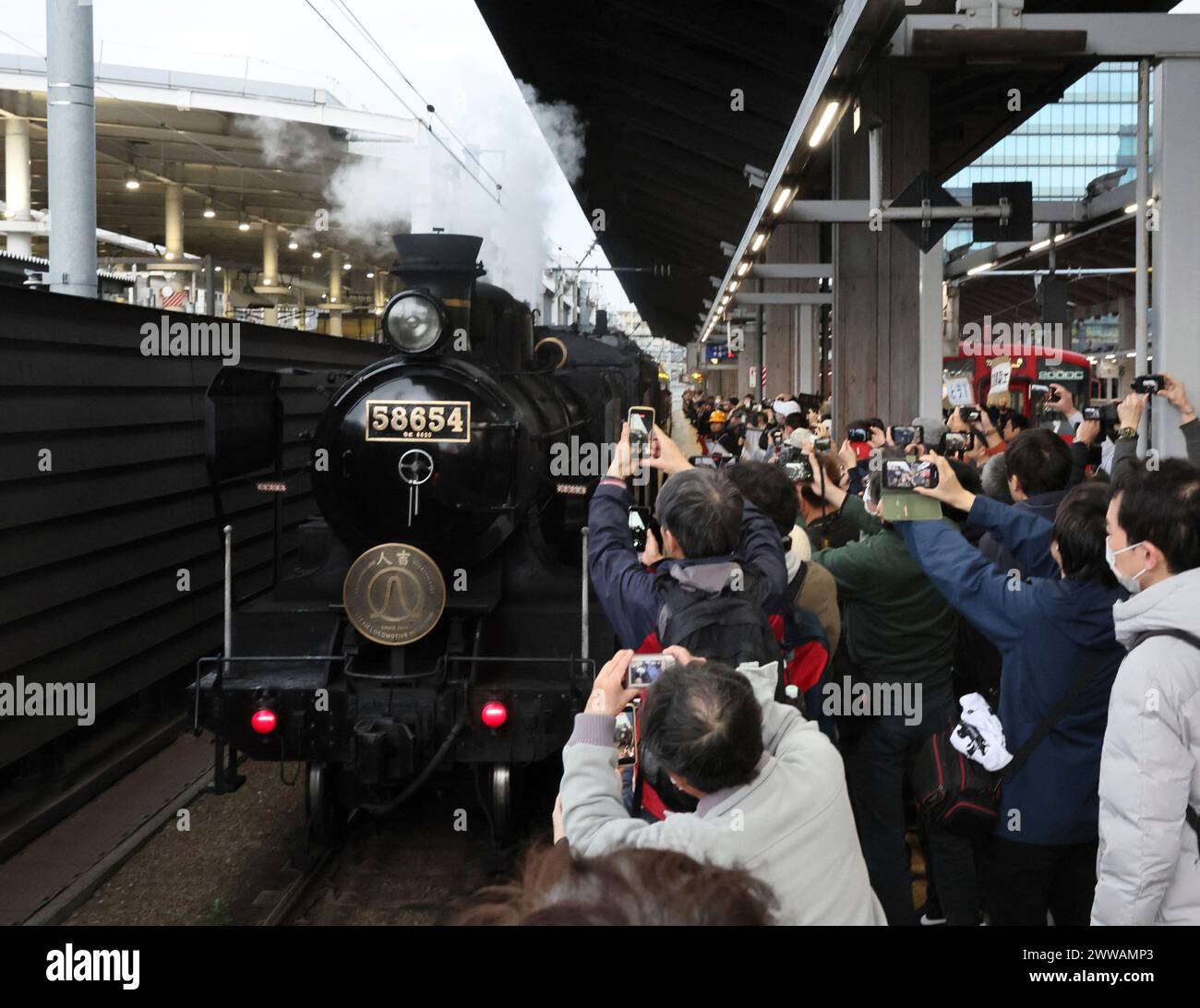 Many railway fans take photos of the SL Hitoyoshi operated by Kyushu ...