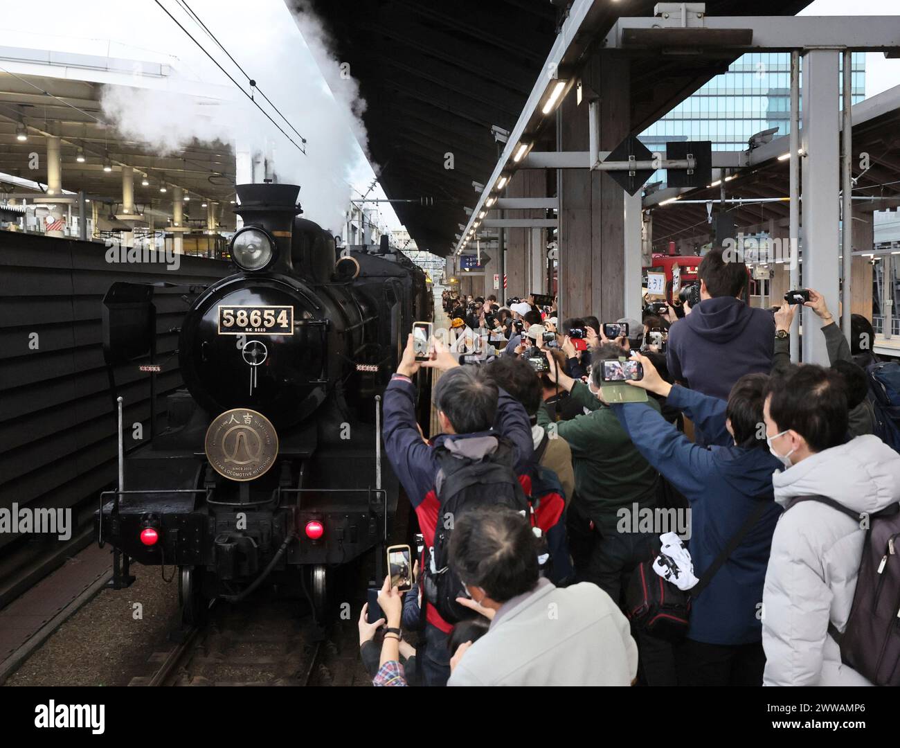 Many railway fans take photos of the SL Hitoyoshi operated by Kyushu ...