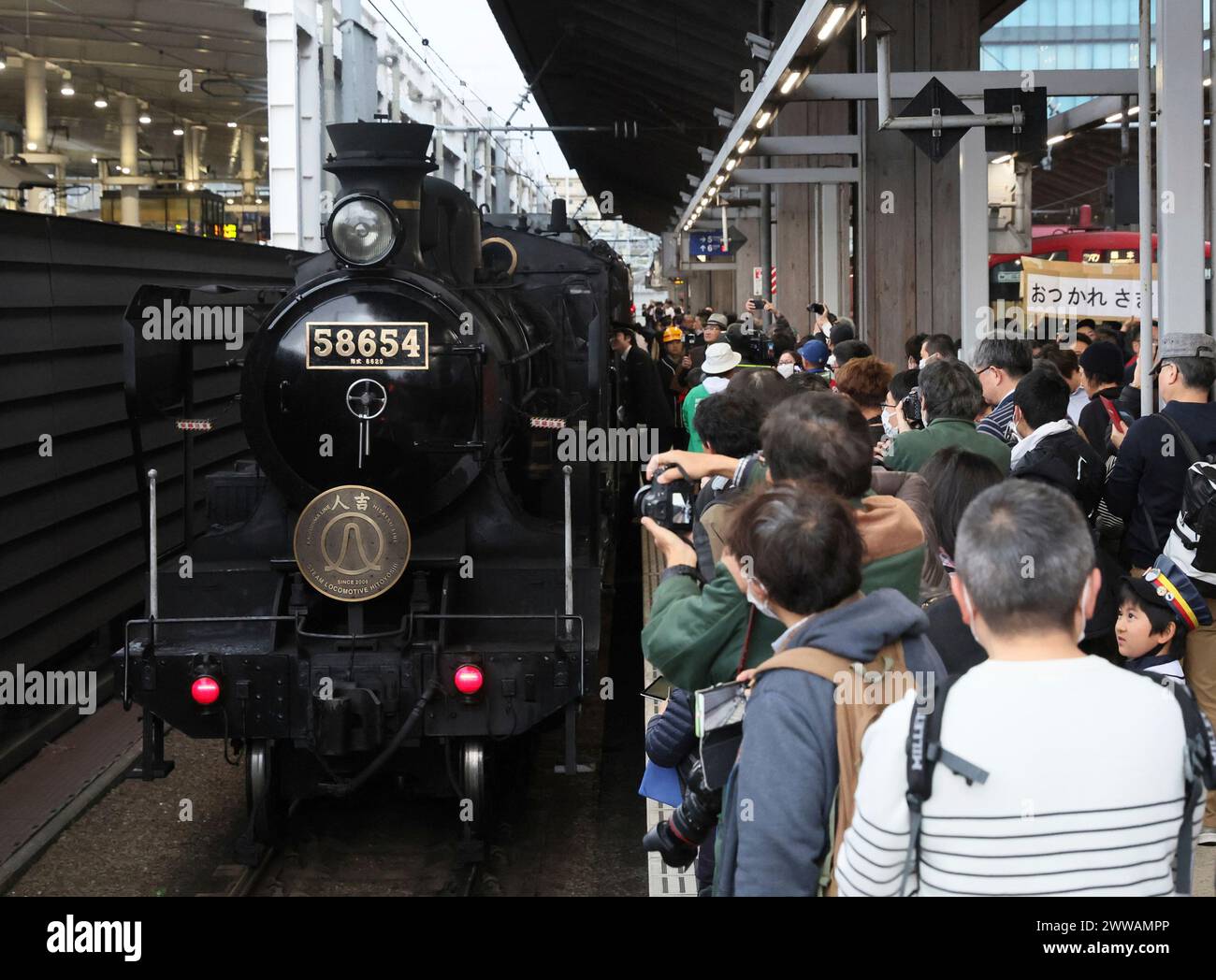 Many railway fans take photos of the SL Hitoyoshi operated by Kyushu ...