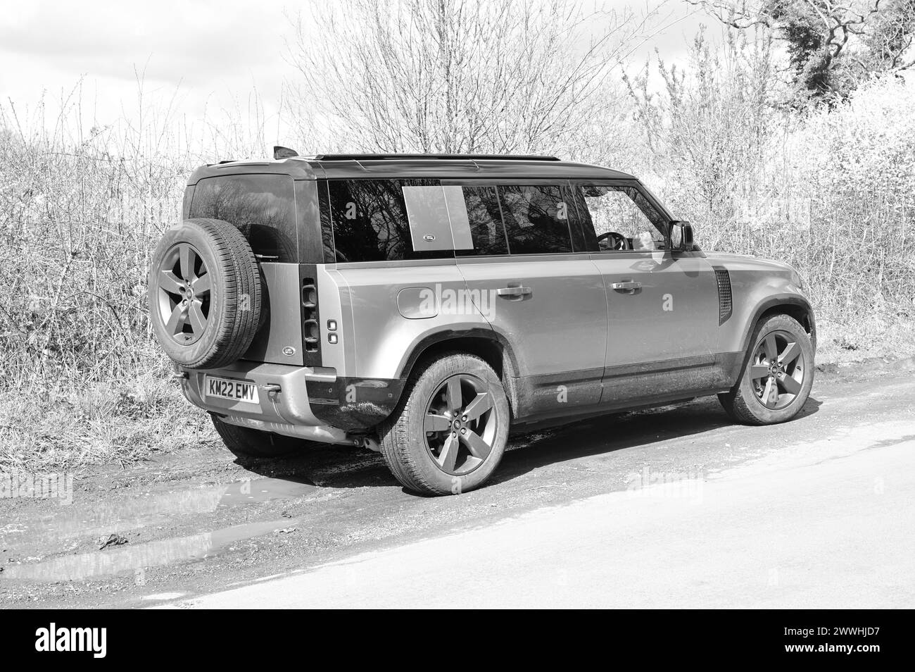 Land rover defender 110 parked Banque de photographies et d’images à ...